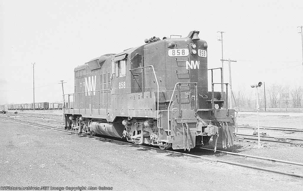 N&W GP-9 858